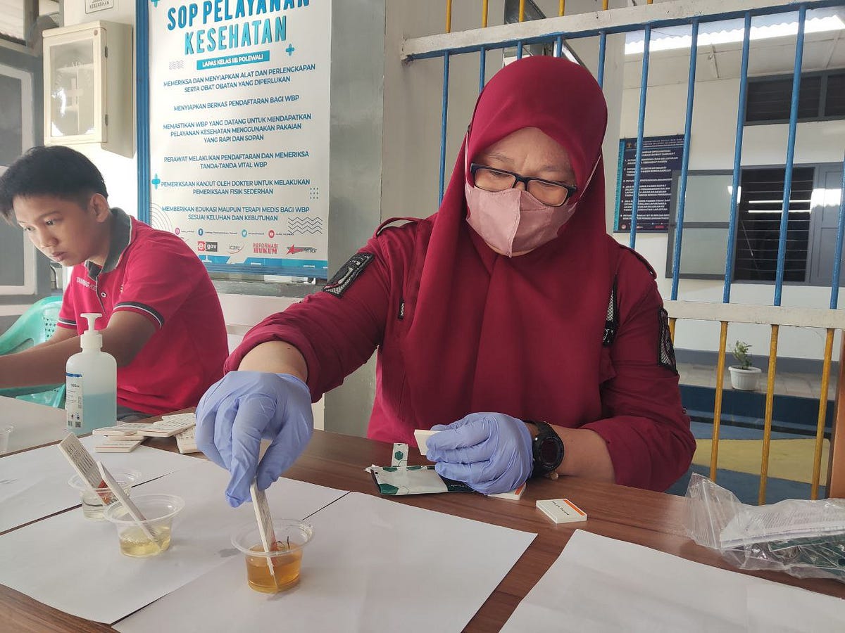 Tes Urine Bagi Warga Binaan Peserta Rehabilitasi Sosial Narkotika