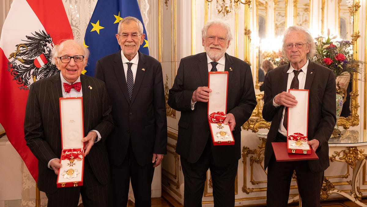 Presidenti austriak e dekoron Peter Handken dhe e quan “shembull për ...