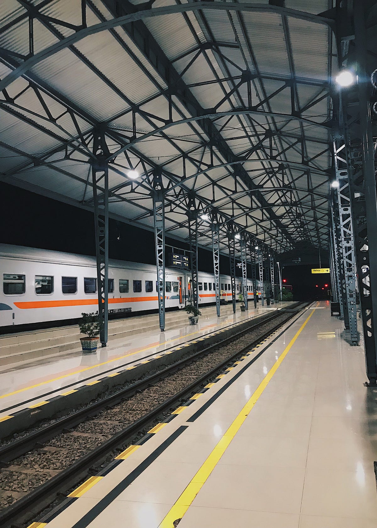 perjalanan sendiri bisa menjadi self-care therapy | by Midori-san | Medium