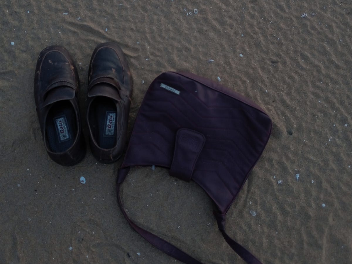Sepatu & Tas Usang. Sepatu dan tas ini melekat di tubuhku… | by noel ...