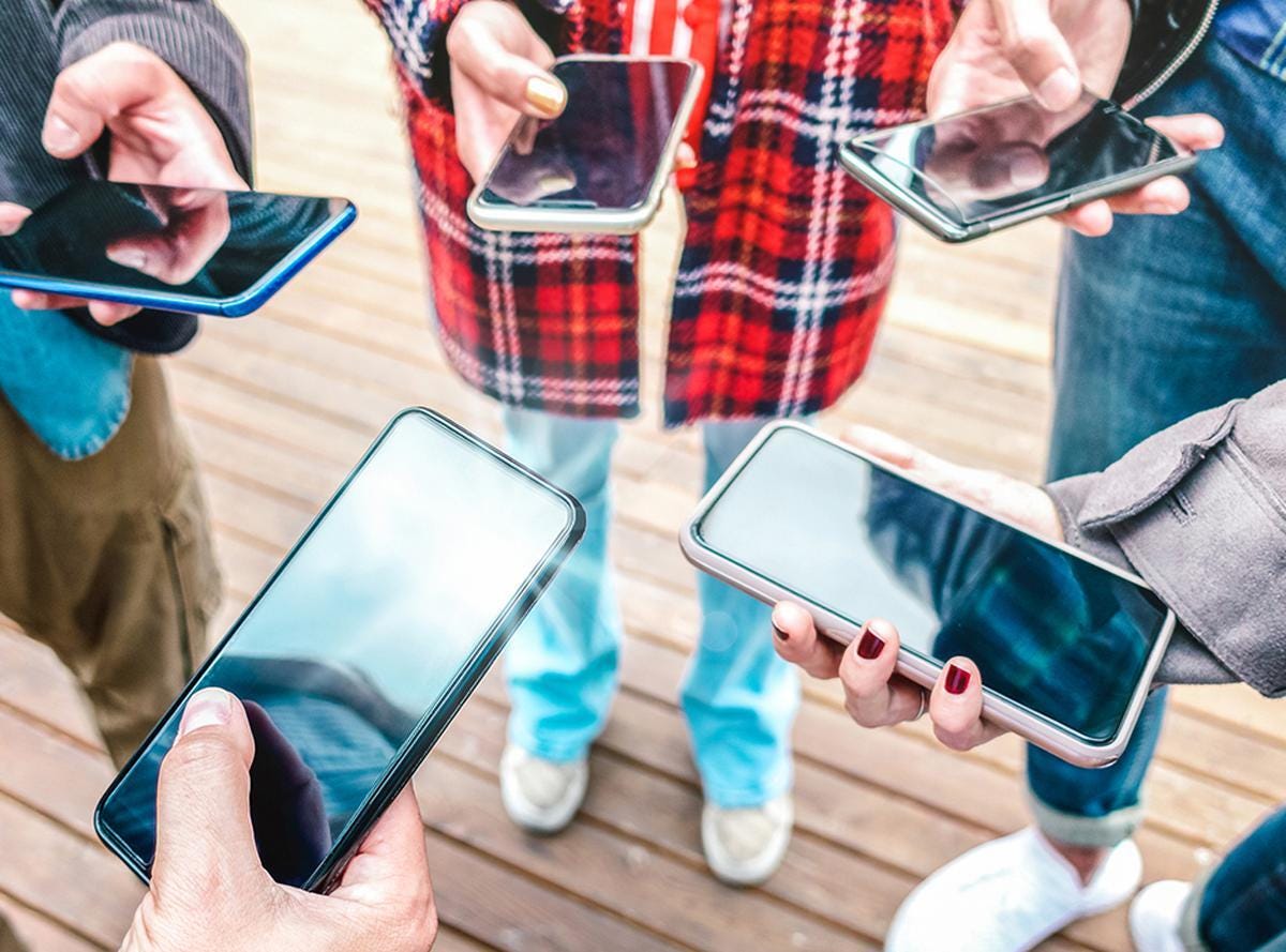 The Latest Trends in the Mobile Phone Repair Industry | by vipfixphone ...