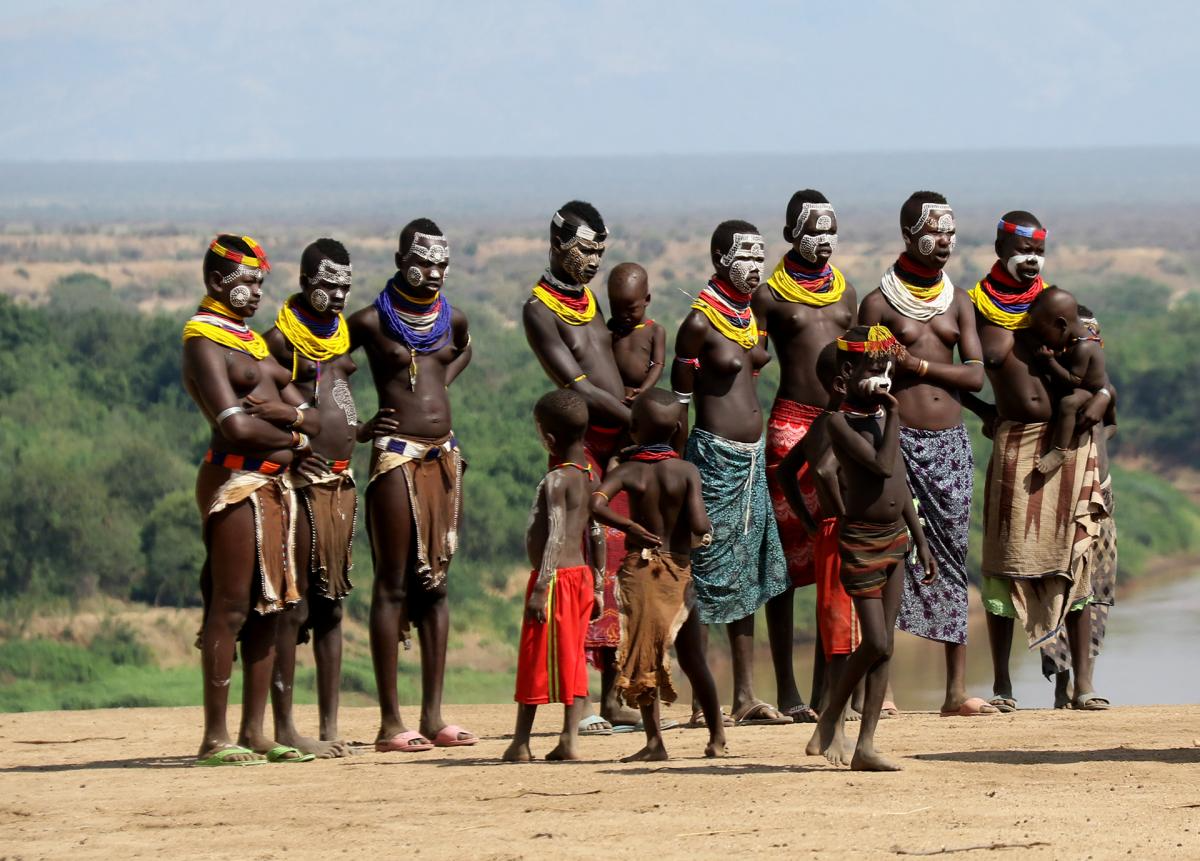 Gazing into the Lives of the ‘Giraffe Tribe’ of Ethiopia | by Thapthim ...