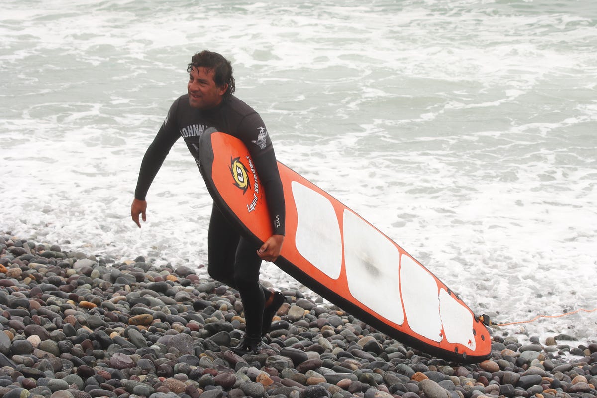 Johnny y el significado de ser un instructor de surf | by Álvaro ...