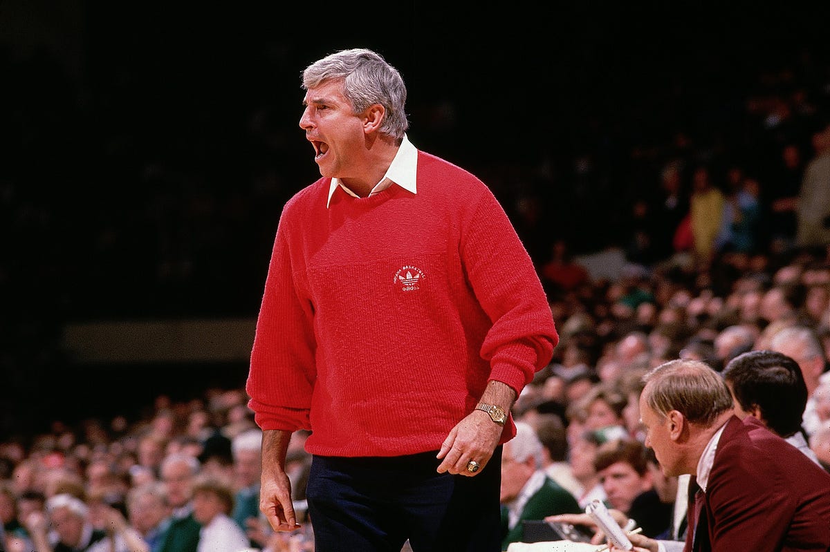 【運動】Bob Knight：一個被時代巨輪拋下的火爆冠軍教頭. 他絕對是全美大學籃球史上名氣最響亮的教練之一，但坦白說，如今新一代球迷誰還 ...