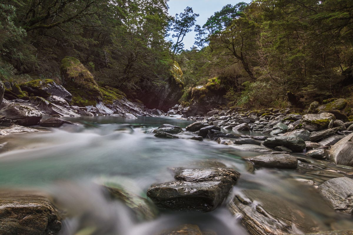 Matukituki River- New Zealand. Al derrtirse el glaciar se forma este ...