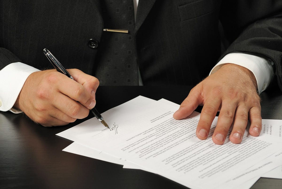 7 types de contrat : lequel pour votre projet ? | by Yves Cavarec | Medium