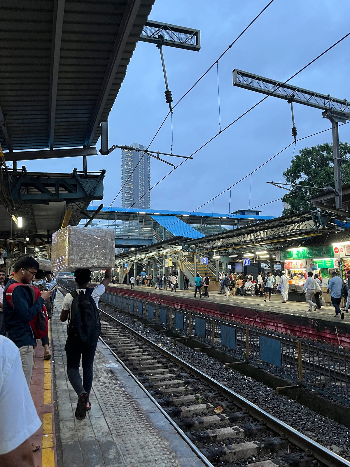 “Agla station: Khar Road” (how to travel by the Mumbai western local ...