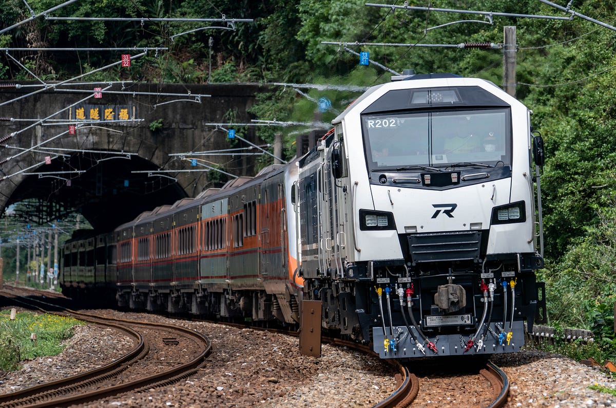 E500型的引進是為了汰換目前推拉自強的E1000機車頭，那麼今日出現的編組就是為了測試R200救援PP自強號。 - weichen - Medium