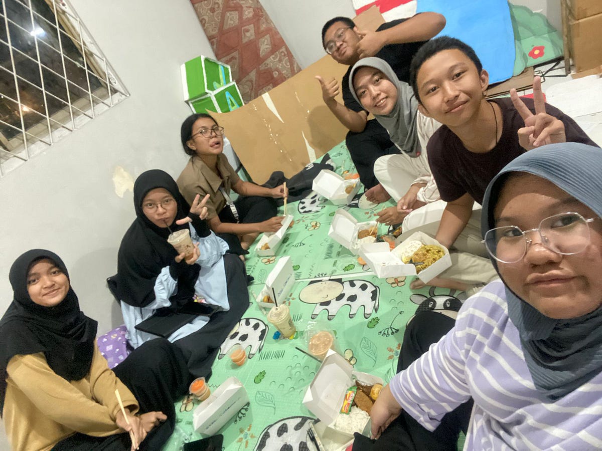 Ruangan Penuh Magis. Andai mesin berwarna putih yang disebut… | by ...