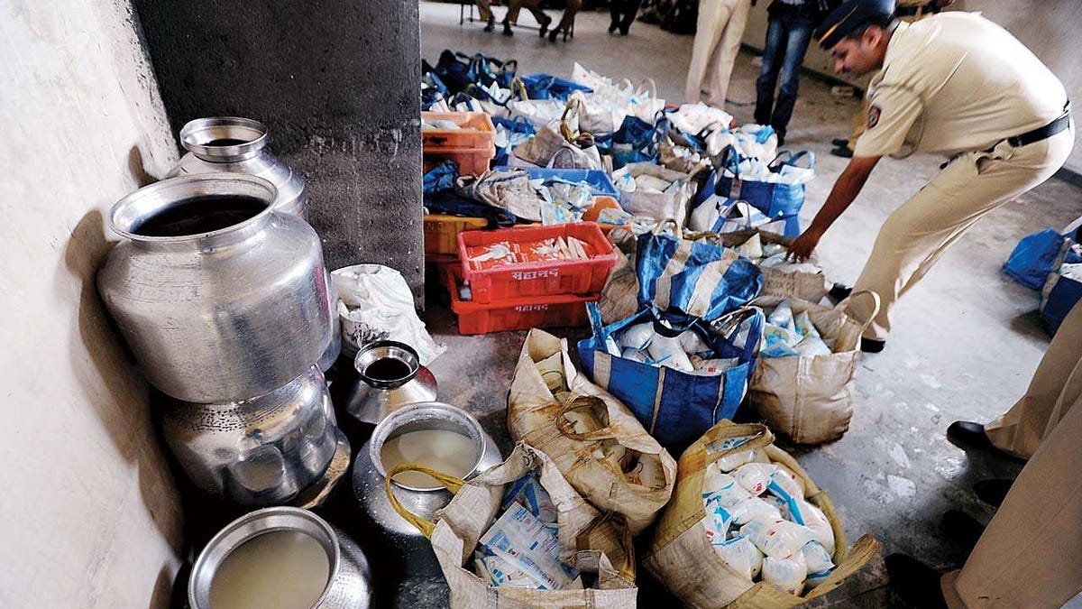 The fake milk maker was caught by the police, he used to make fake milk ...
