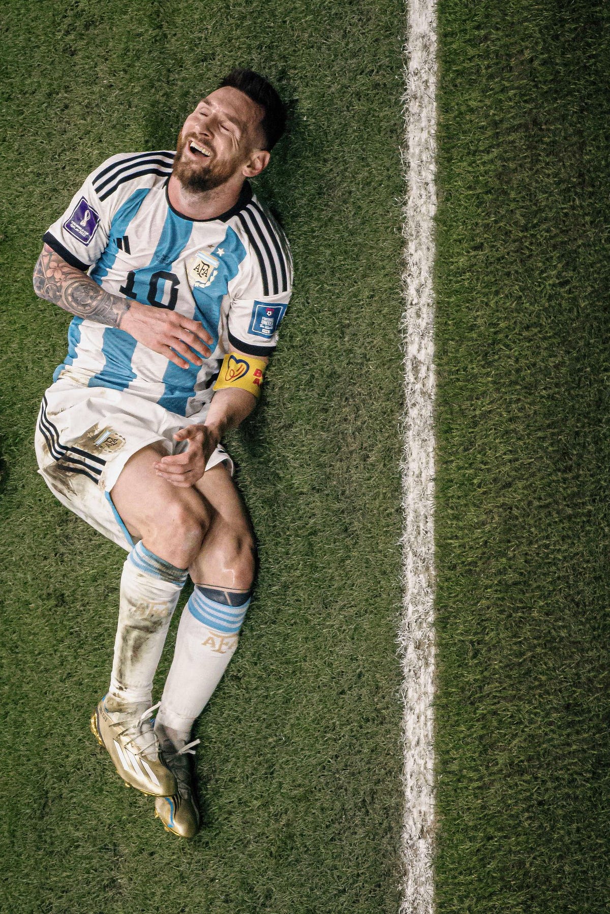 Desahogo. La imagen de Lionel Messi tirado sobre… | by Dylan | Medium
