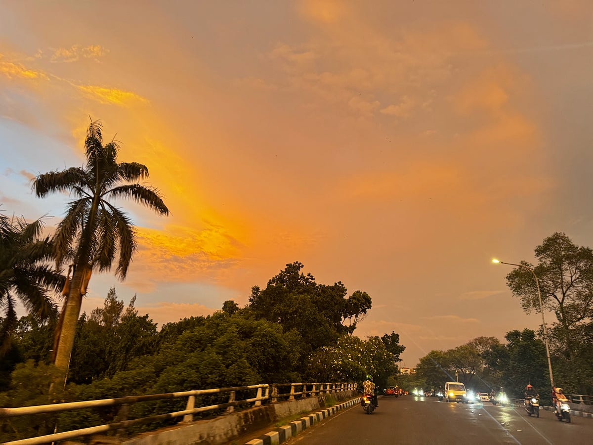 Jingga dan Pesonanya I. Tersuruk di kaki langit, warna itu… | by Biya ...