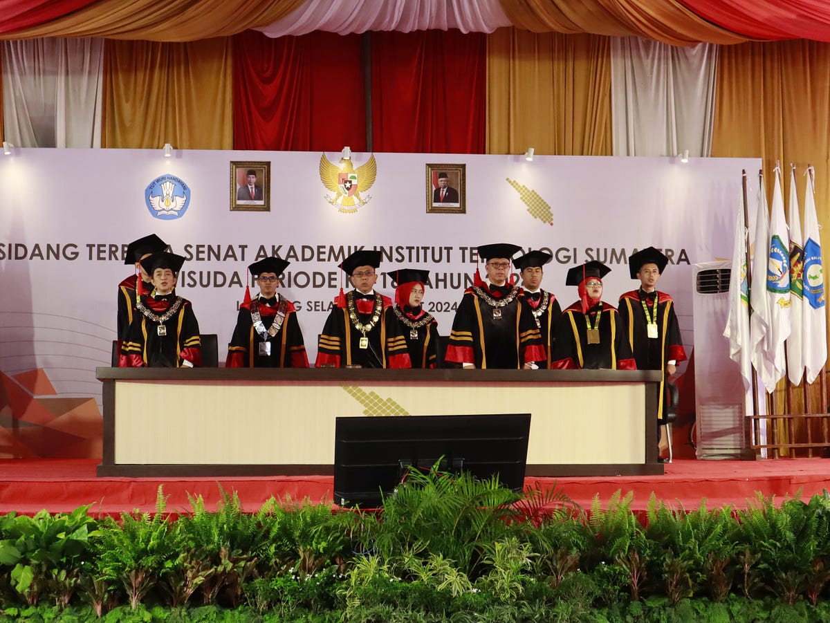 ITERA LULUSKAN RATUSAN WISUDAWAN DI SIDANG TERBUKA WISUDA PROGRAM SARJANA KE-18 TAHUN 2024 | by ...