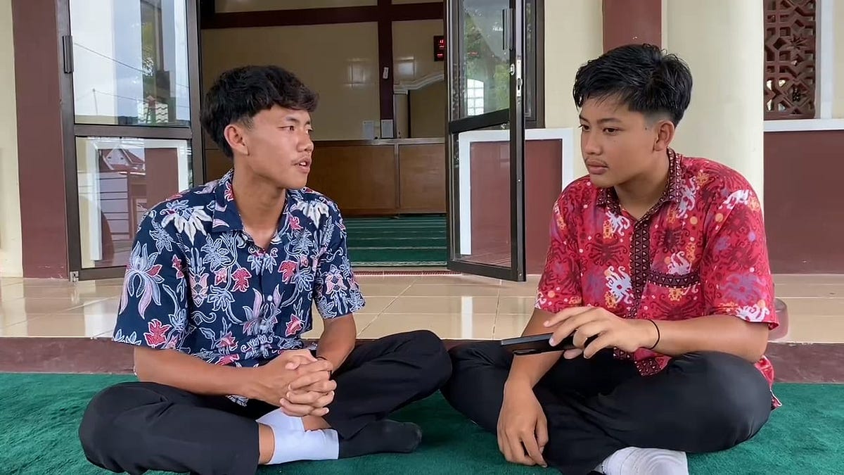WAWANCARA- Rehan Ramadhan seorang pelajar SMA Negeri 1 Pracimantoro sedang melakukan wawancara ...