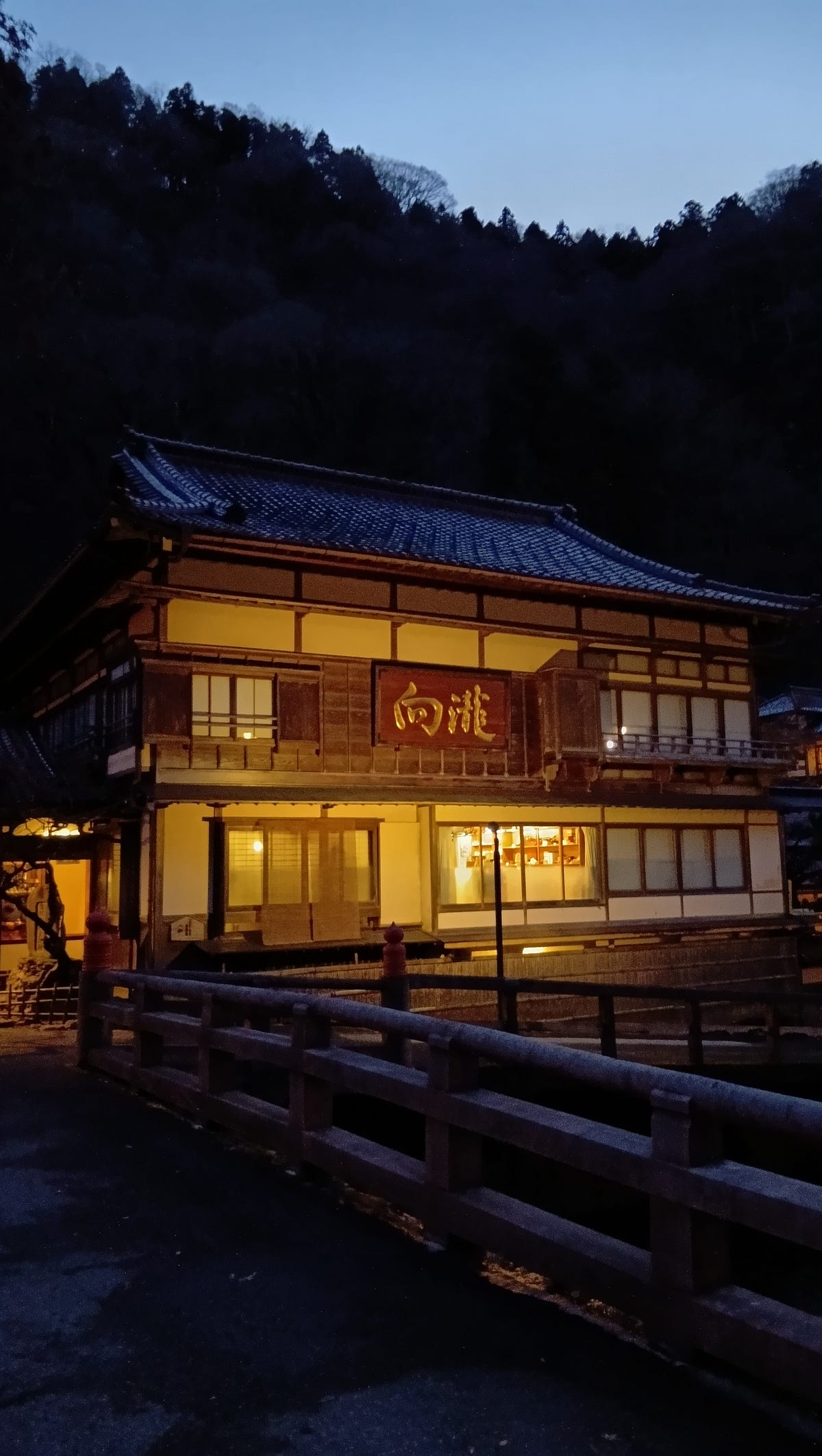Higashiyama Onsen small hot spring town A place hidden in the valley ...