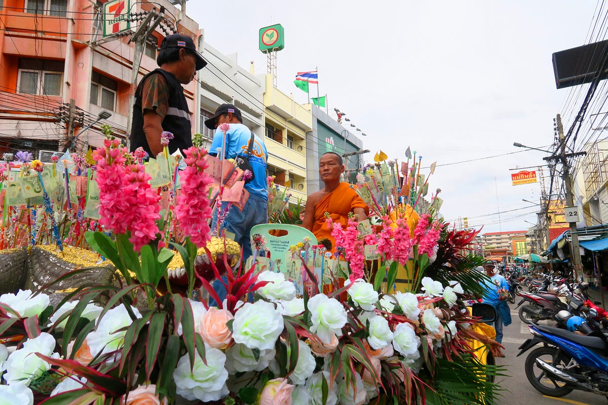 Finding Peace in the Chaos of an Outdoor Thai Market | by Tracy.3 ...