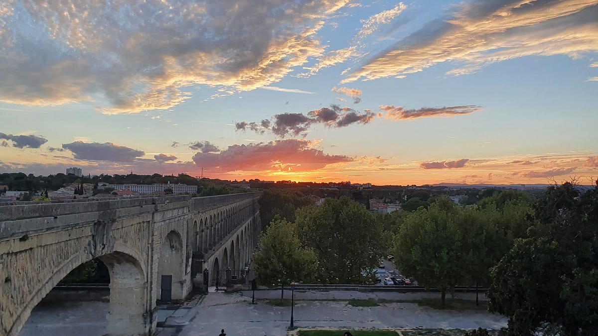 A Hundred Different Sunsets. Around the world together with the sun ...