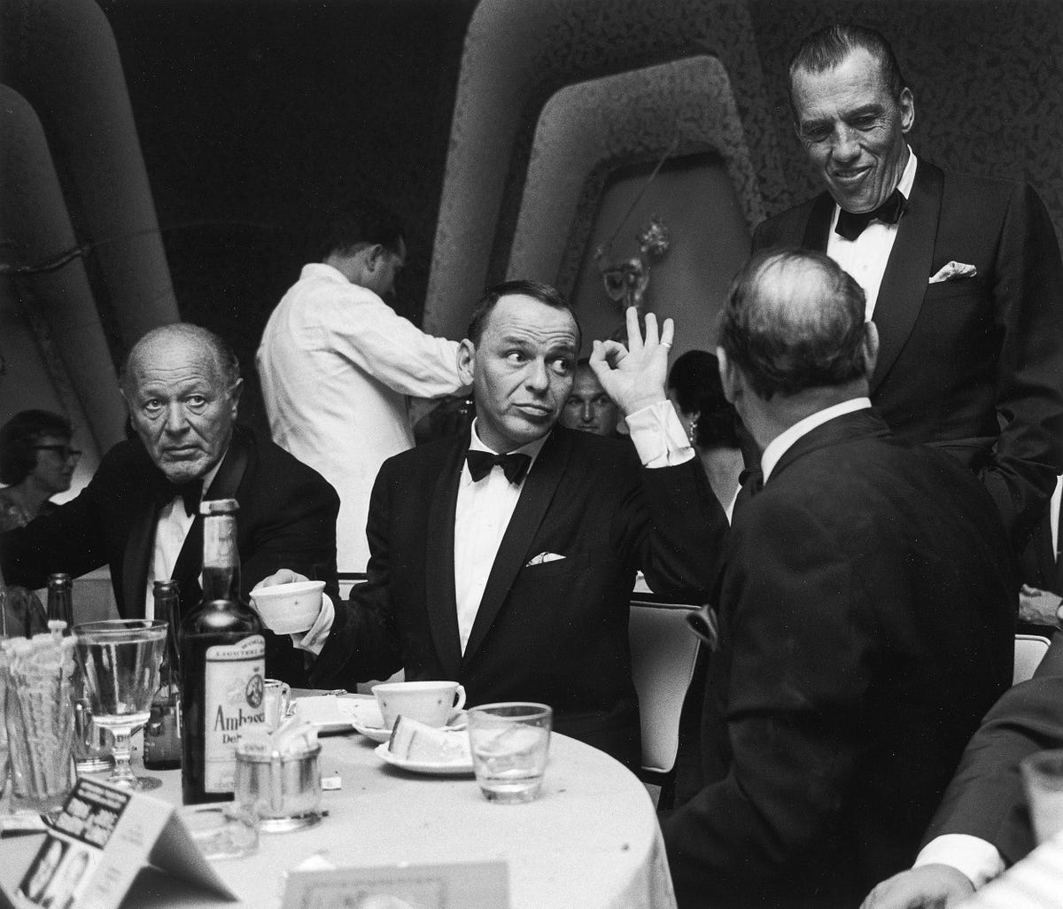 These super cool pictures show Frank Sinatra at his best in 1960s Miami ...