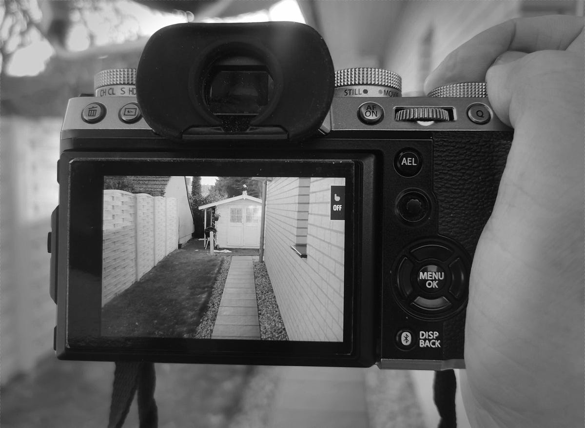 Why a camera's viewfinder is usually an advantage over the display ...