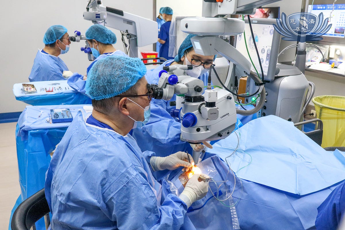 Unity of hearts bless eye patients with hope | by Tzu Chi Medical ...