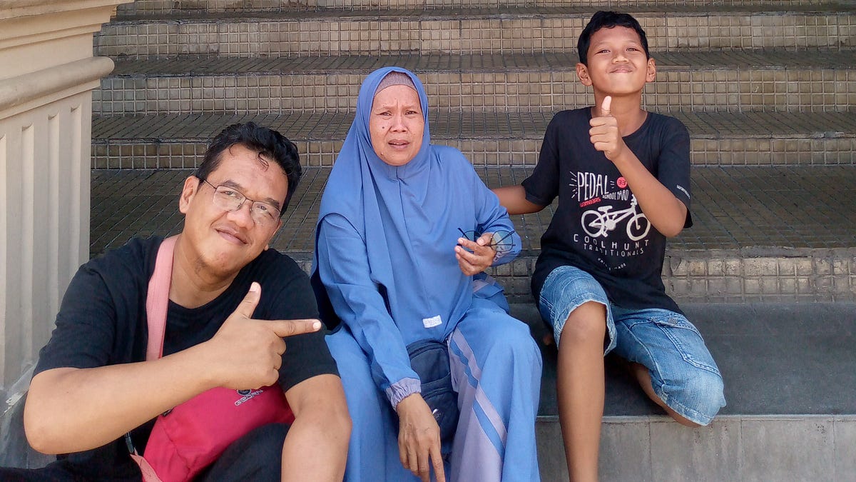 Bab 2: Percakapan di Meja Makan. Fondasi berpikir pertamaku ditempa di ...