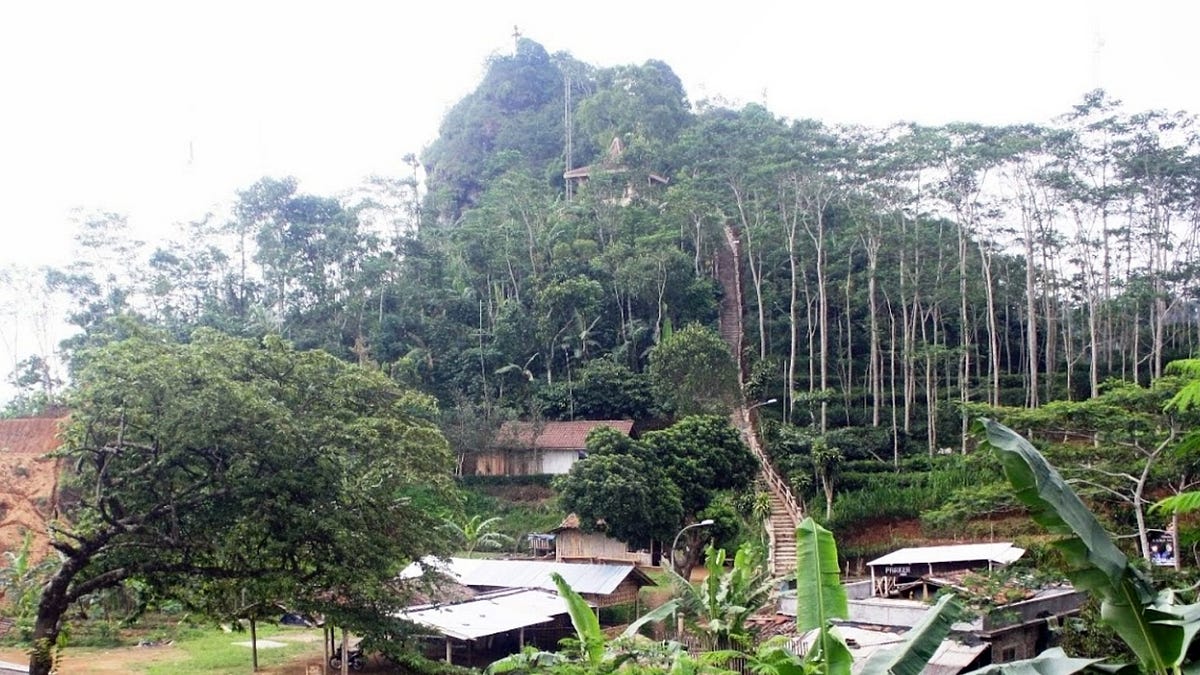 Perbukitan Menoreh, Kalibiru, dan Puncak Suroloyo di Kulonprogo ...