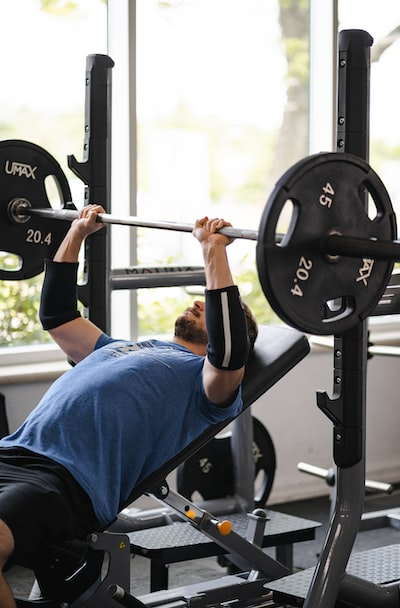 When lifting bench presses, what mistakes did you make as a beginners ...