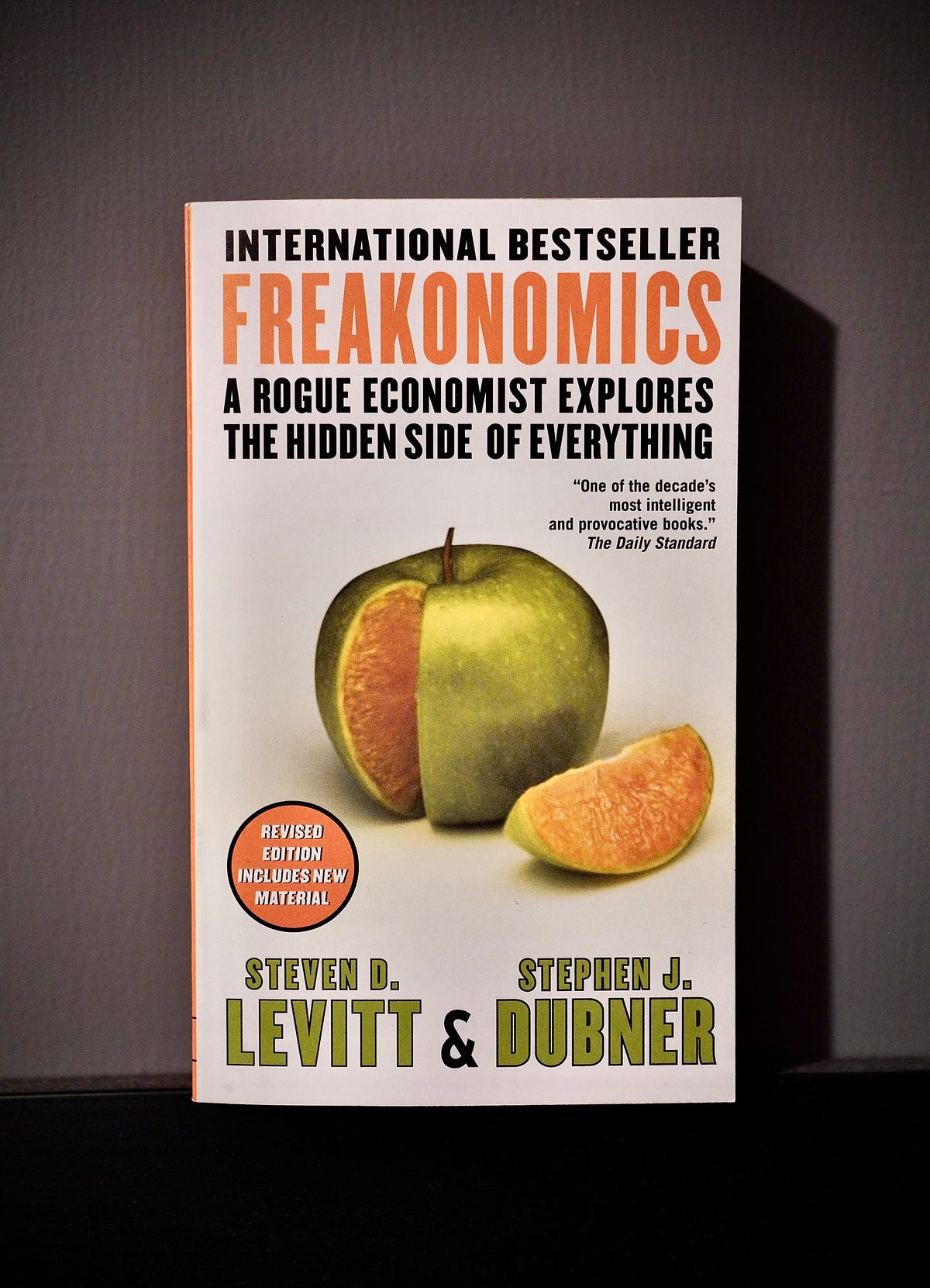 《Freakonomics｜蘋果橘子經濟學》. 蘋果橘子for life! | by Ted’s Memo | Medium