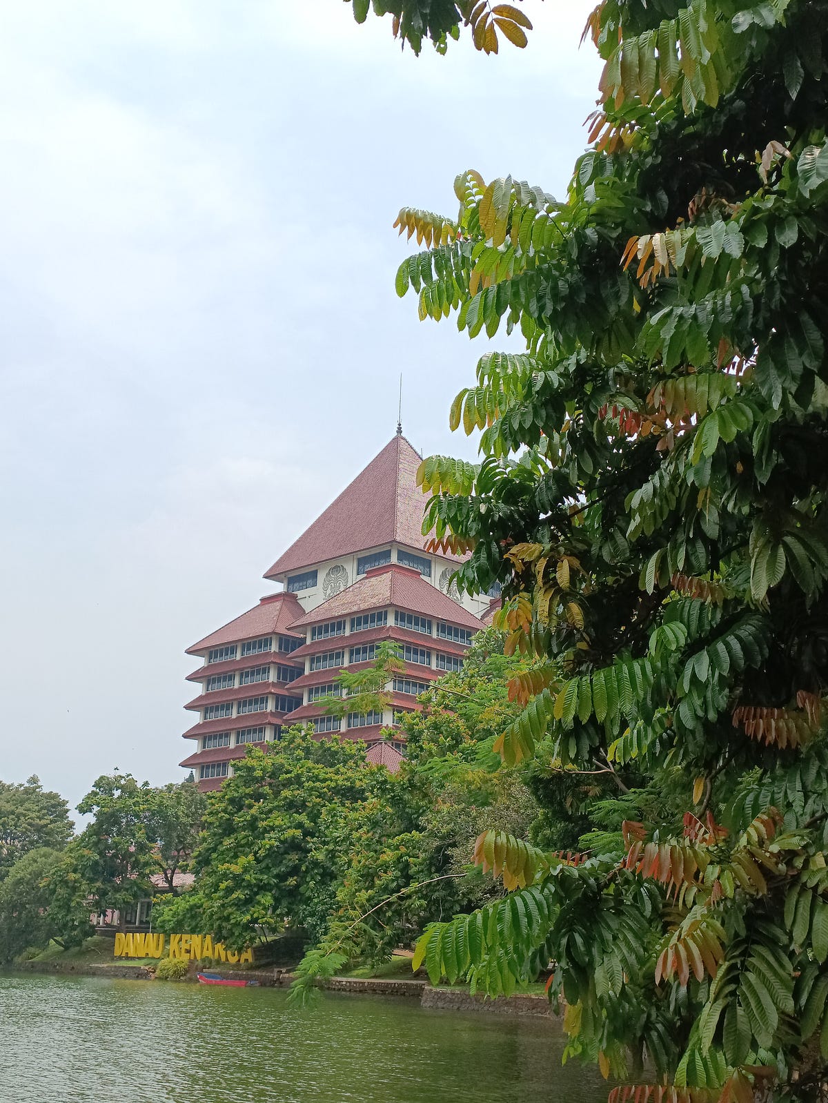 Jalan lapang menuju suara Suara samar yang sulit untuk diketahui Entah ...