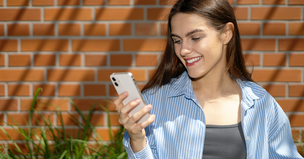 Love on Hold: My Girlfriend is Addicted to Her Phone | by RELATIONSHIP ...