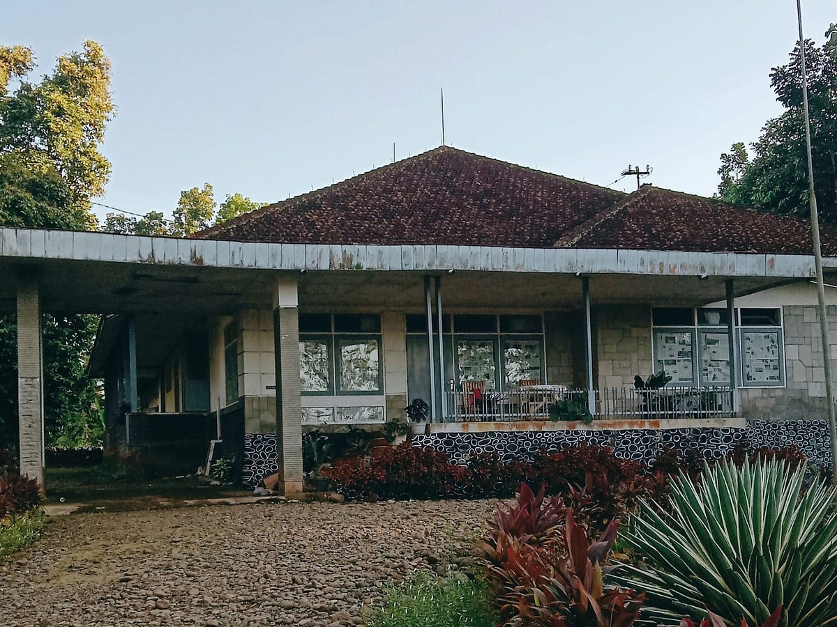 Mengenai Rumah. Tadi siang seusai kelas aku mendapati… | by Yeni ...