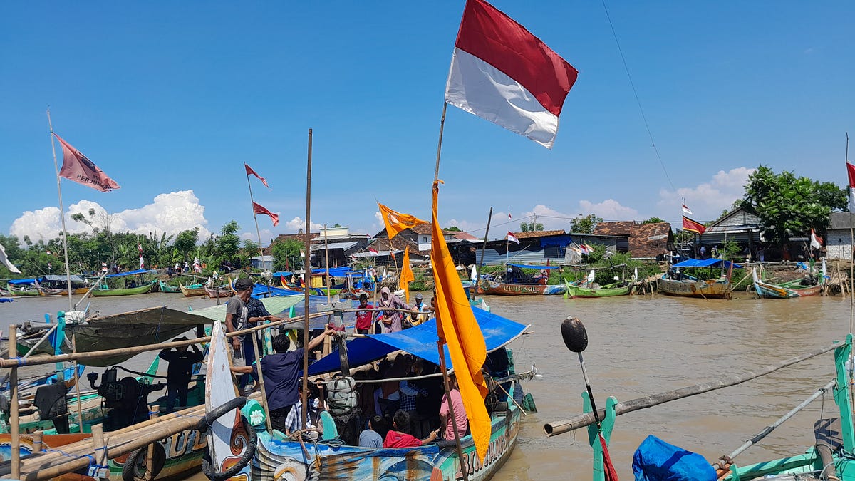 Tradisi Lomban Kupatan Tayu. Masyarakat menaiki perahu di sepanjang ...