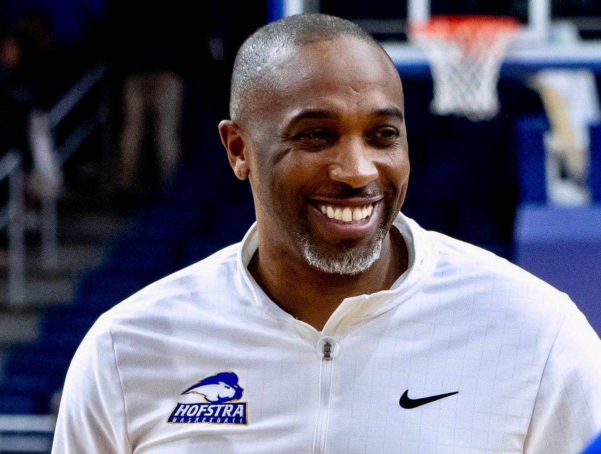 After Historic Season, Hofstra Men’s Basketball Extends Claxton’s ...