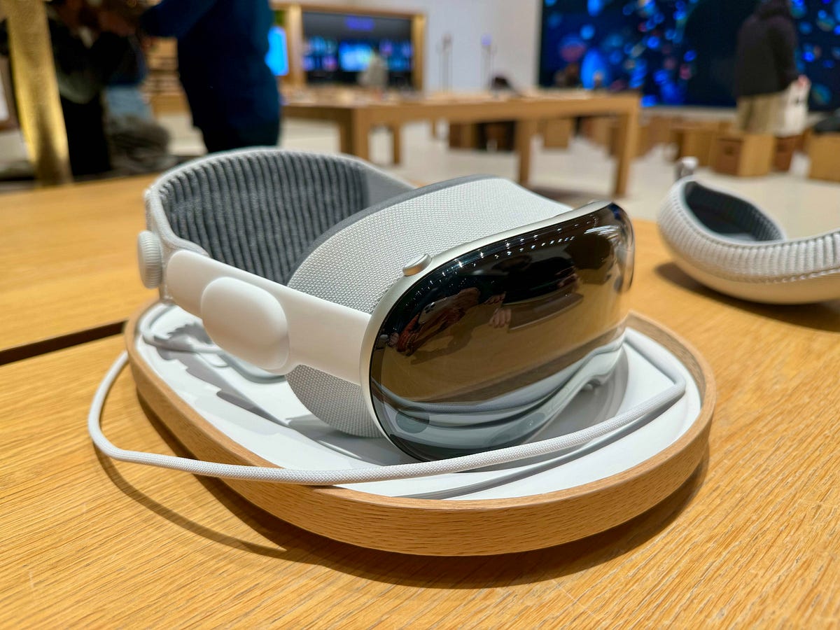Virtual Reality Is Becoming a Reality | by Cat S Guan | Read or Die! | Medium
