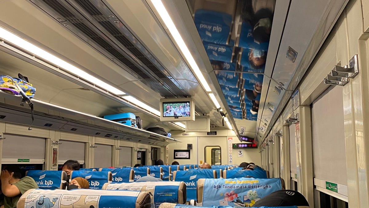 Kereta Api Argo Parahyangan. Untuk perjalanan ke Bandung, aku selalu ...