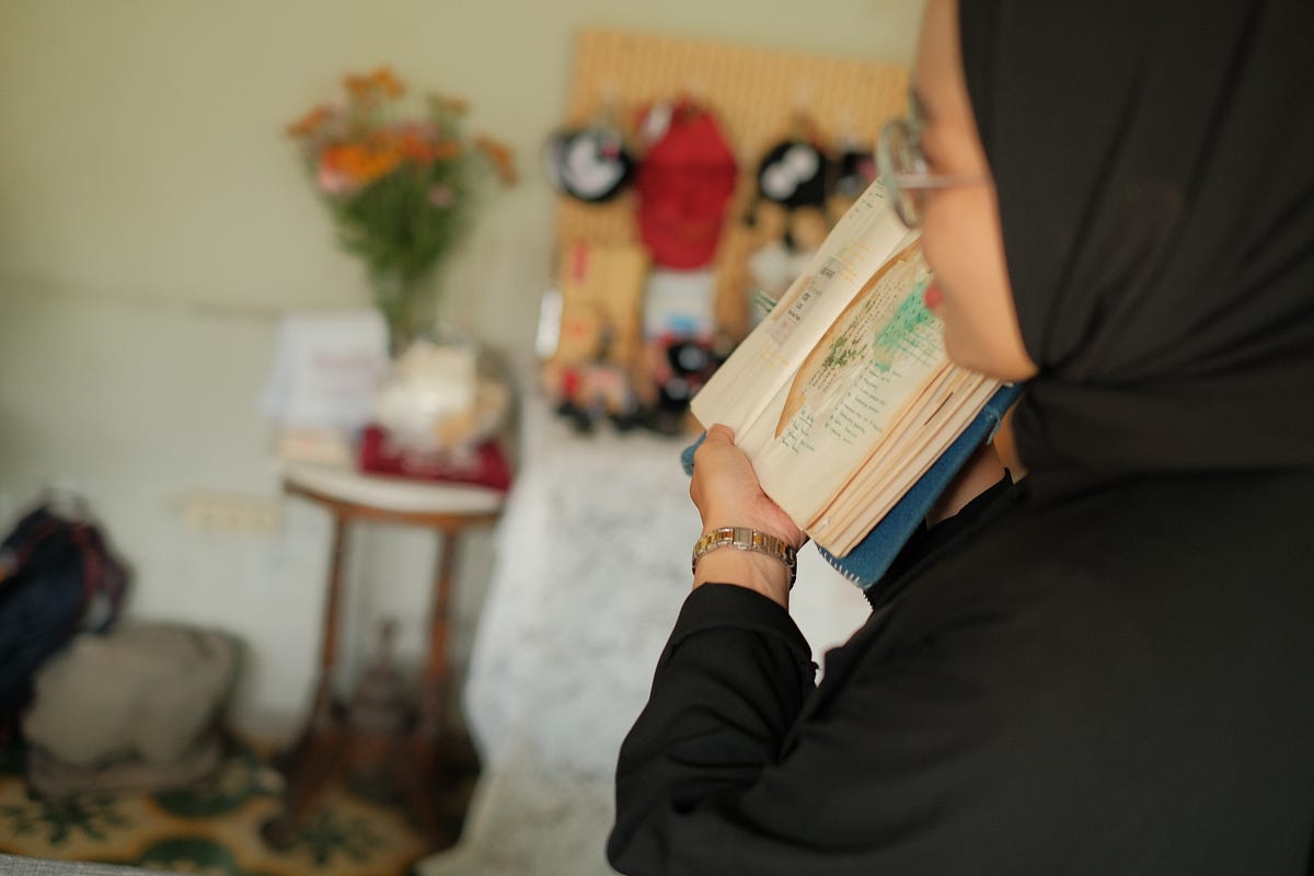 Dari Balik Jendela. Sudah beberapa hari ini, bosan sering… | by Agen ...