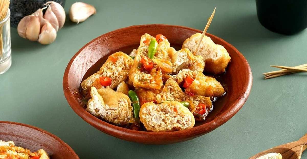 Tahu Gejrot Punya Cerita. Hidangan Tahu Gejrot adalah makanan… | by ...