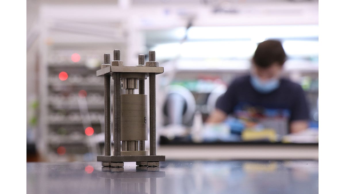 Battery in 3D: X-rays watch solid state batteries charging and ...