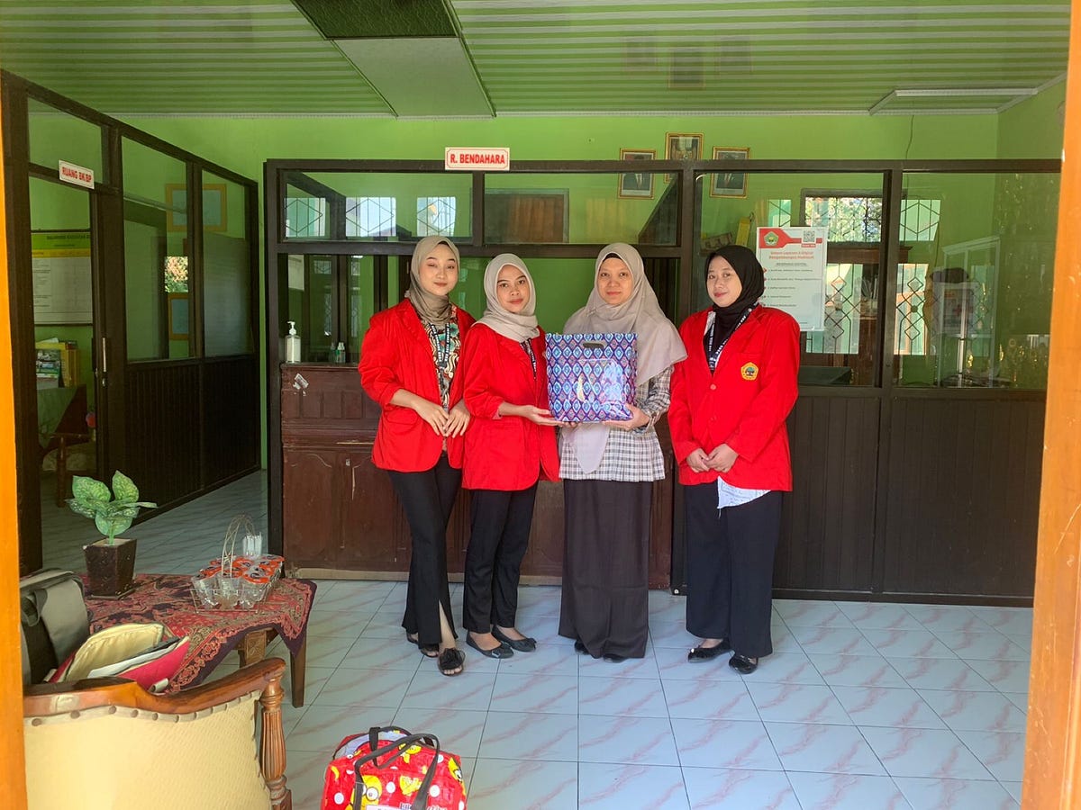 Mahasiswa KKN UNTAG SBY. Melakukan Pelatihan Desain Grafis Pada MA Miftahul Ulum Gondang ...