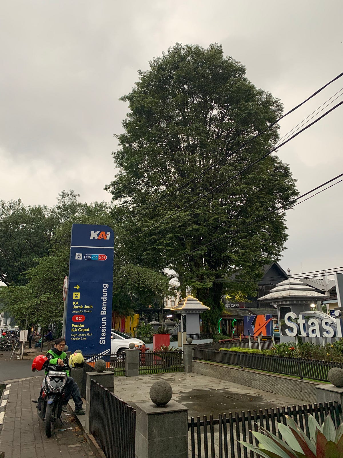 pagi-pagi bandung mendung. perasaan udah jam enam, kok di luar… | by ...