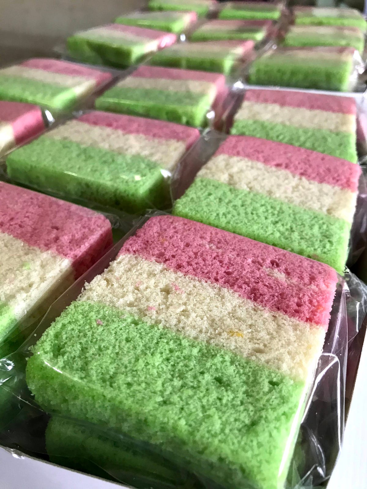 Memikat Lidah dan Mata: Sensasi Berpadu Warna dan Rasa dalam Bolu Rainbow | by Jakartatokokue ...