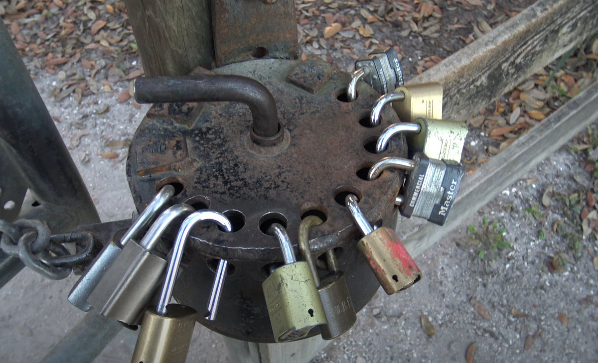 Distributed Locks in .NET Using Redis | by George Safalidis | Medium