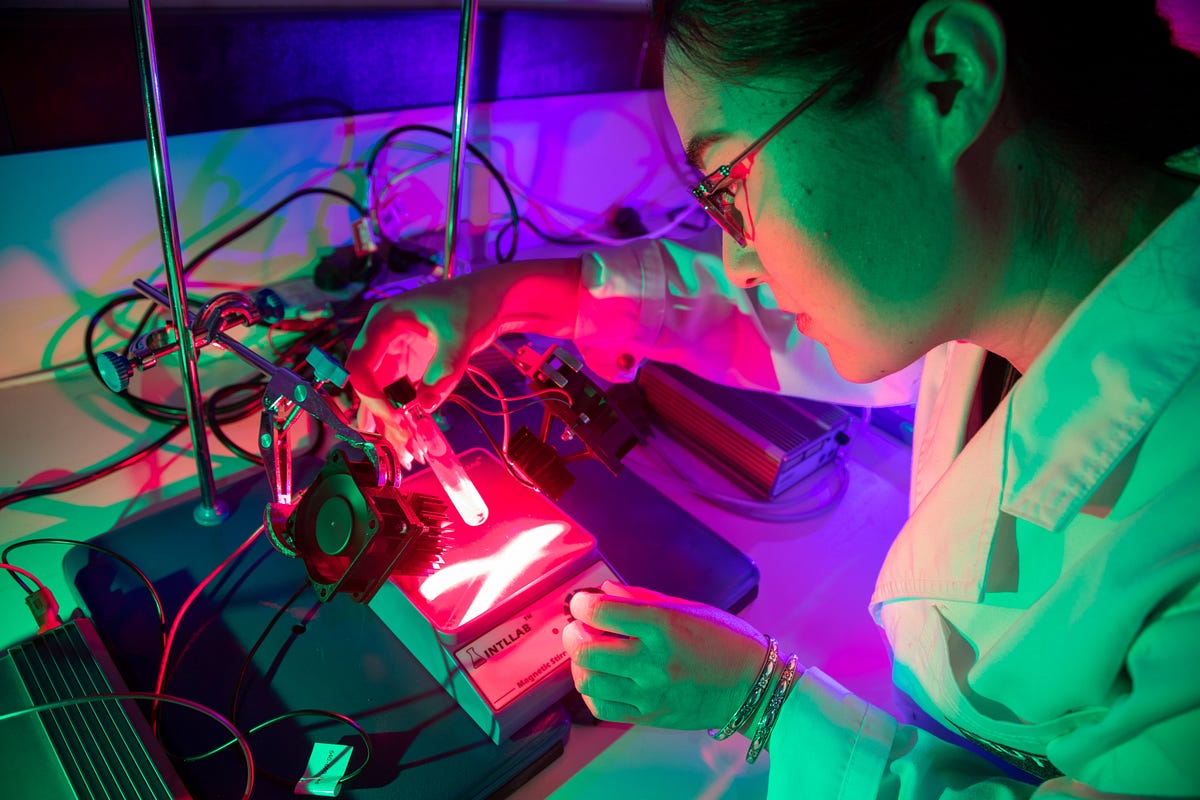 Plasmonic ‘Light Tweezers’ Use Solar Energy To Move Molecules | by QUT ...