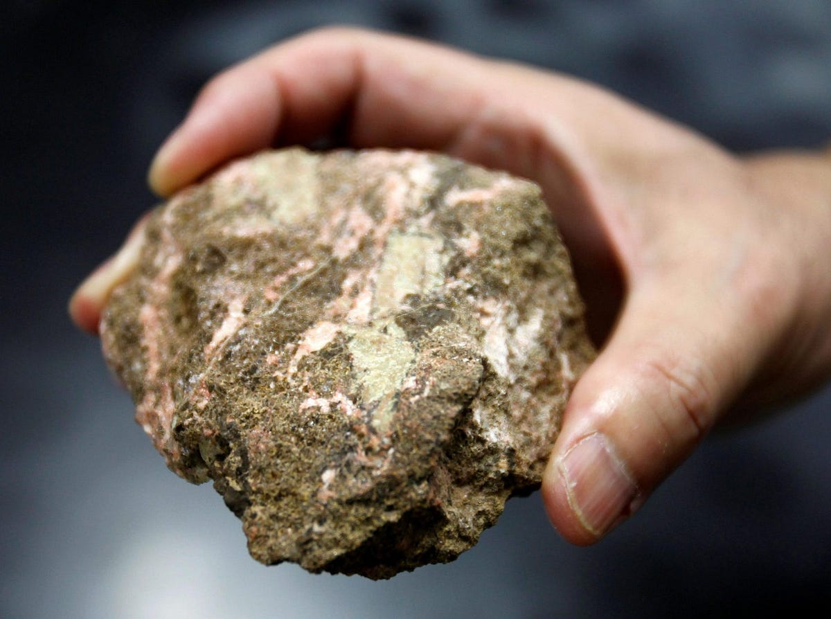 Unsur tanah jarang atau Rare Earth Element (REE) | by HMT-ITB | Medium