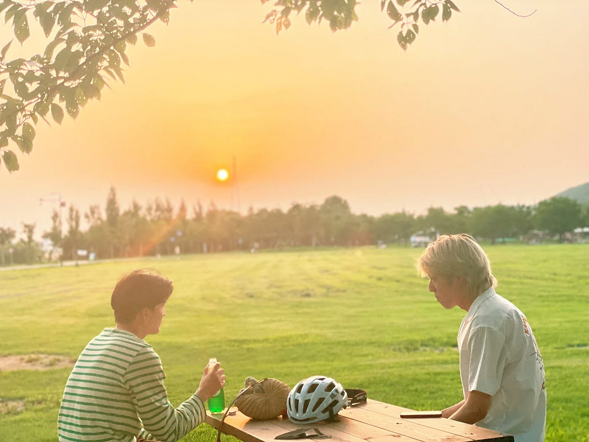 Senja. Sinar matahari telah berada dekat… | by Roses | Medium