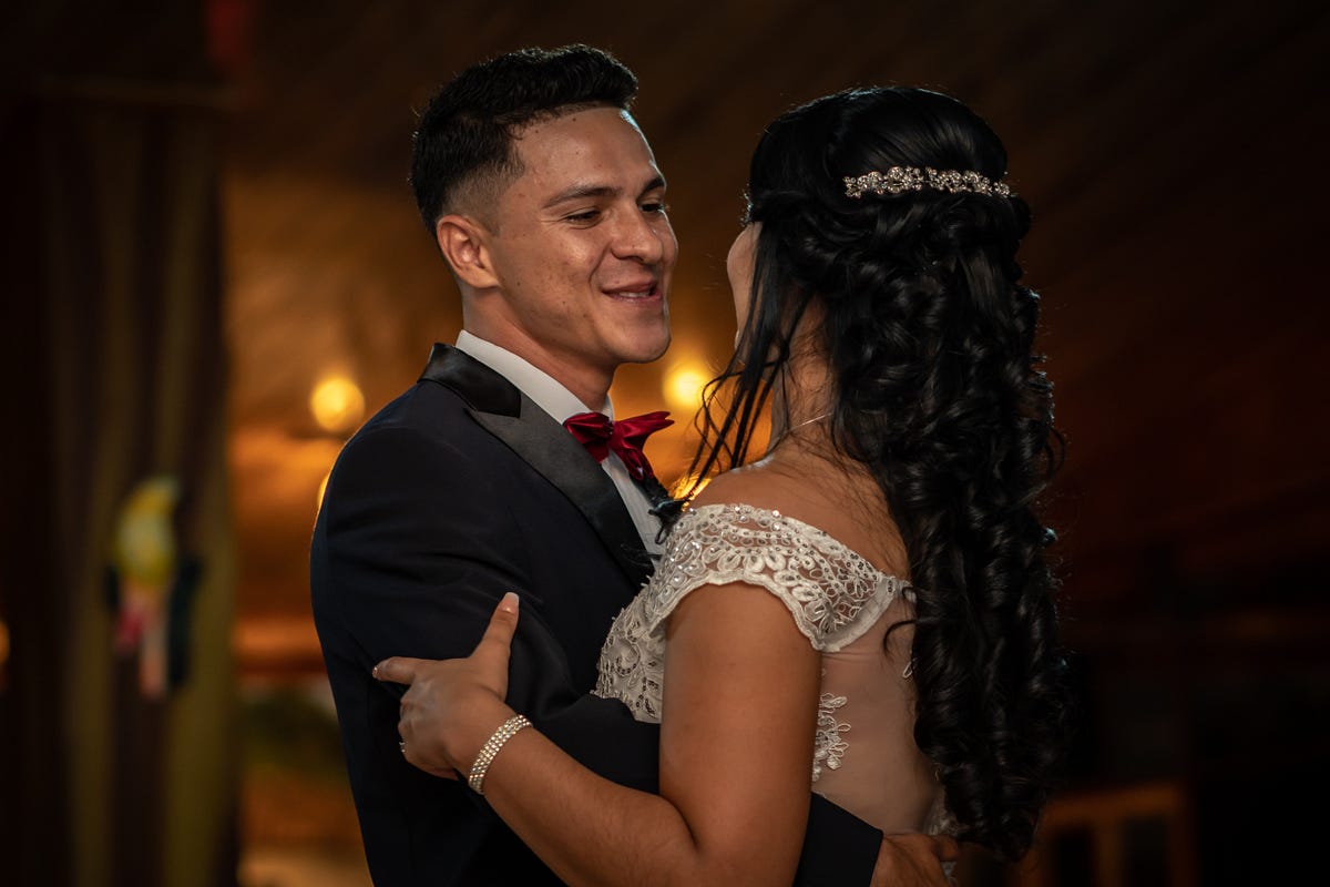 LA INMORTALIDAD DEL AMOR. Una foto de bodas captura un momento… | by Wendell Rickon | Medium