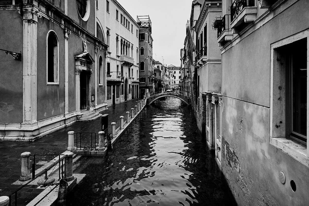 Empty canal amidst buildings in city — [Venetian Streets] - Sinta Super ...
