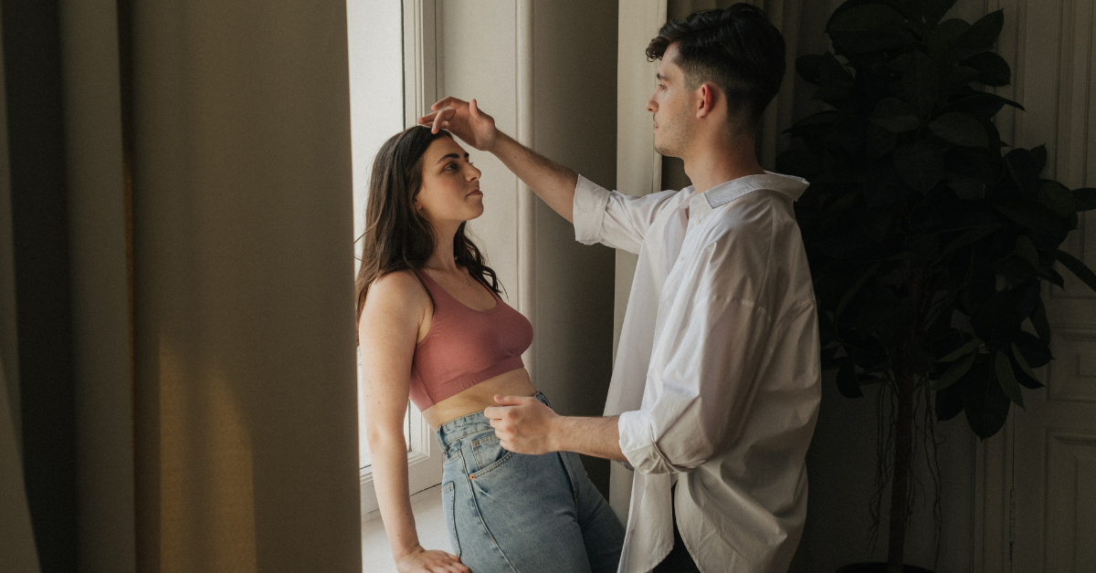 Why My Girlfriend Acting Distant But Says She Loves Me By Relationship Guide Medium