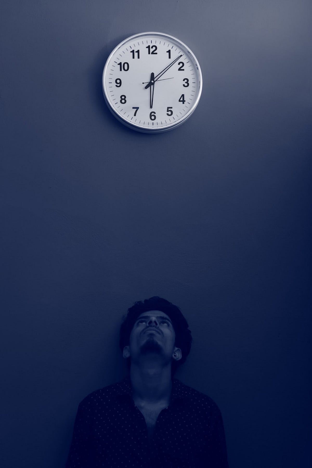 Quando batem as seis horas. Photo by wilsan u on Unsplash | by Ewerton ...