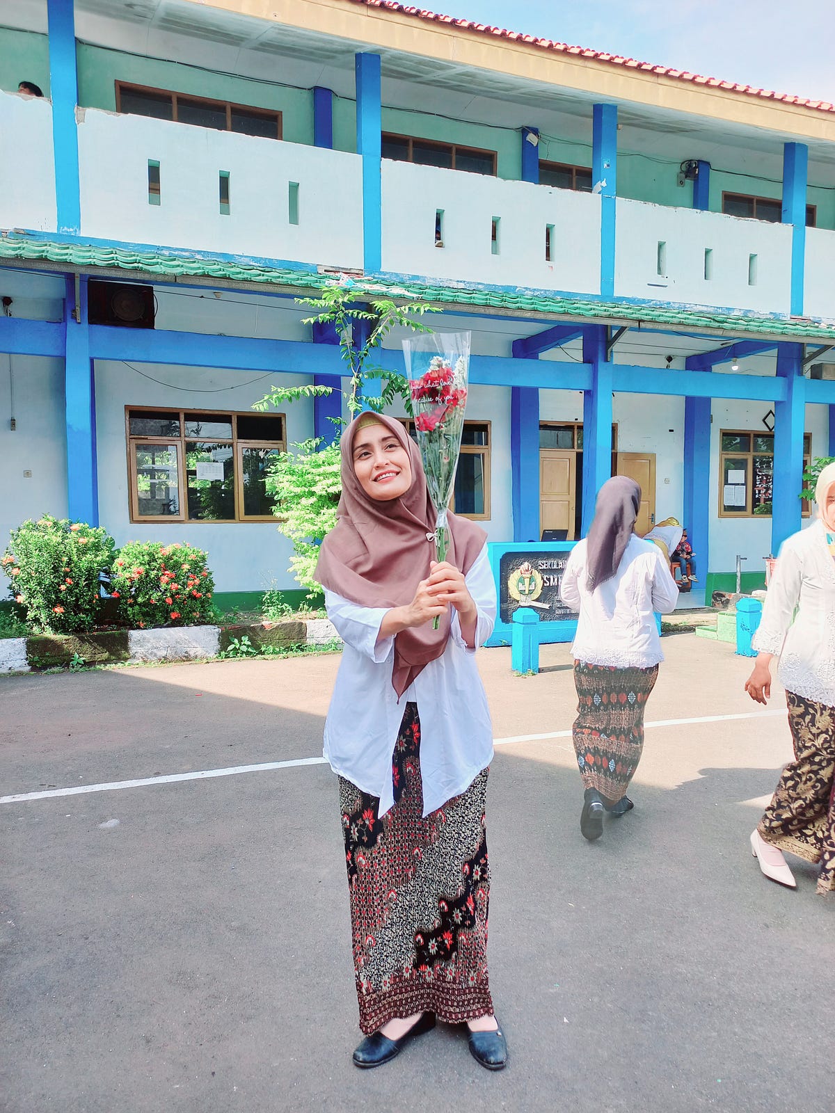 Ruang Kelas, Ruang Hati, dan Catatan Tak Pernah Selesai | by Dewinta Bunda Sajak | Lentera ...